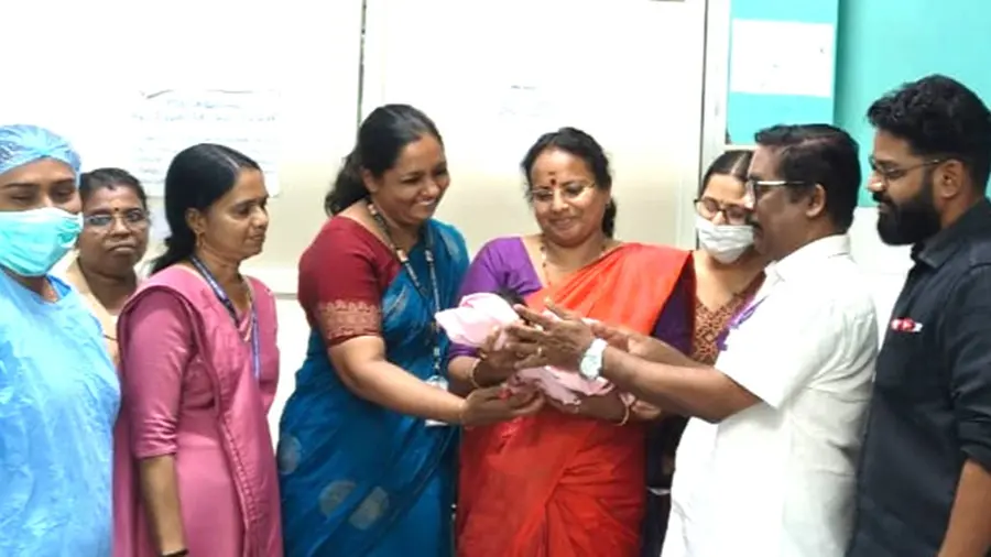 അമ്മ വലിച്ചെറിഞ്ഞ കുഞ്ഞിനെ സിഡബ്ല്യുസി ഏറ്റെടുത്തു - Deshabhimani