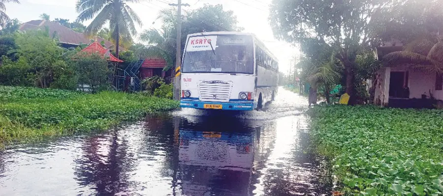 മഴ മാറി; കുട്ടനാട്‌ വെള്ളത്തിൽത്തന്നെ - Deshabhimani