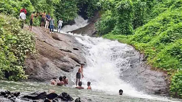 ശൂലം വെള്ളച്ചാട്ടം കാണാൻ സഞ്ചാരികളൊഴുകുന്നു - Deshabhimani