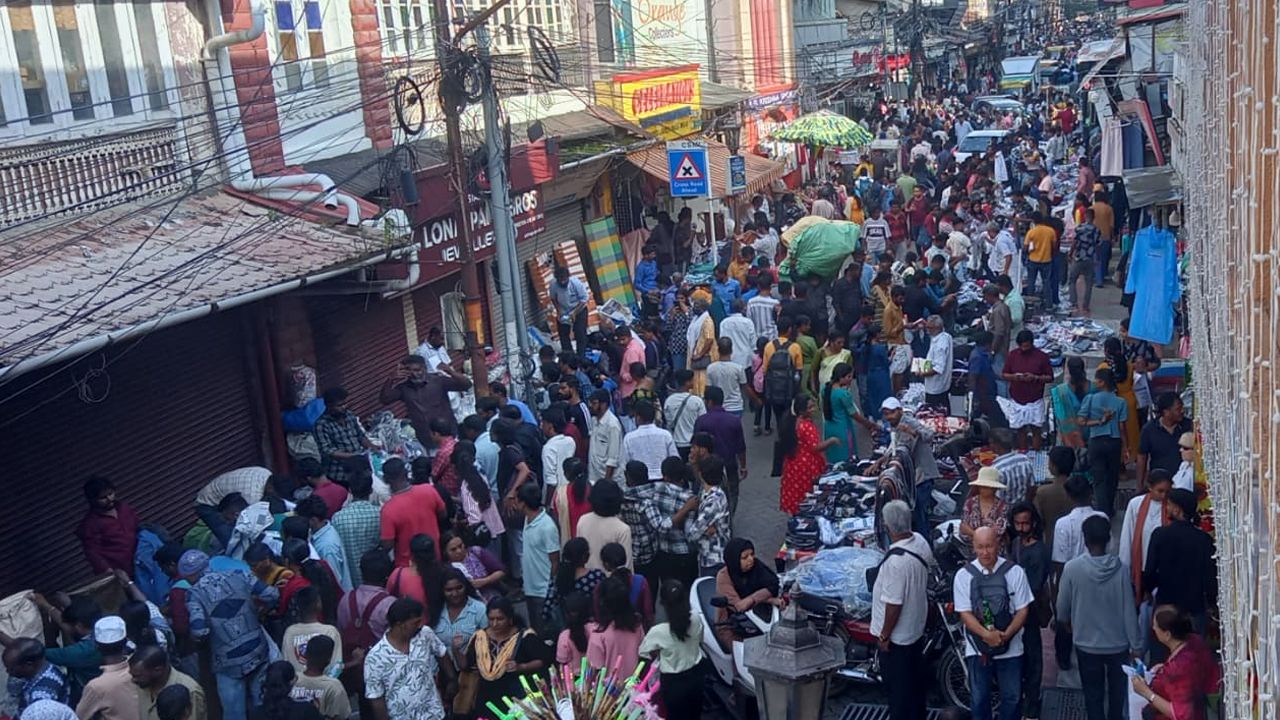 ഉത്രാടപ്പാച്ചിൽ; തിരക്കിലലിഞ്ഞ്‌ നാടും ന ഗരവും - Deshabhimani