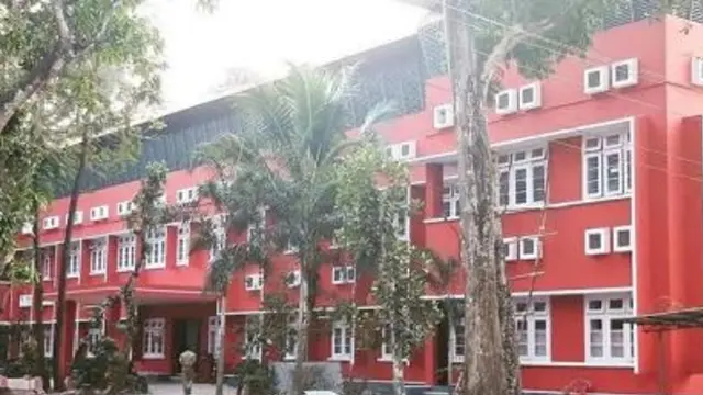 മണിക്കൂറിനുള്ളിൽ വകുപ്പ്‌ മാറിയതെങ്ങനെയെന്ന്‌ കോടതി - Deshabhimani