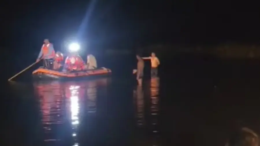 വിഗ്രഹങ്ങളുമായി പോയ ട്രാക്ടർ ട്രോളി കുളത്തിലേക്ക് മറിഞ്ഞ് കുട്ടികൾ ഉൾപ്പെടെ 10 മരണം - Deshabhimani