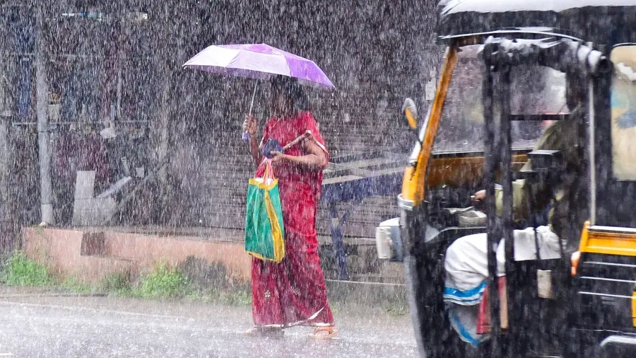 മൂന്ന് ചക്രവാതച്ചുഴികൾ, കേരളത്തിൽ വരും ദിവസങ്ങളിൽ കനത്ത മഴ - Deshabhimani