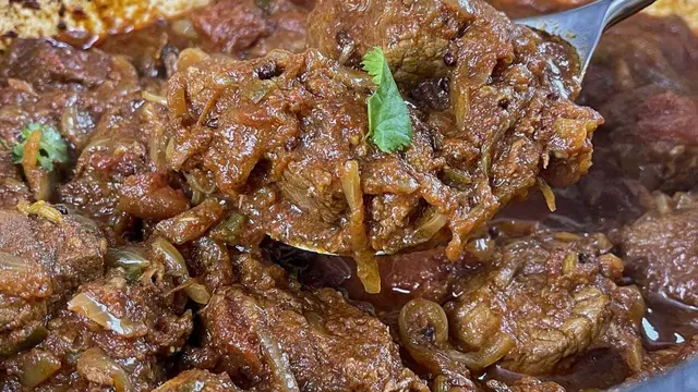 ആ‌ട്ടിറച്ചിക്ക് പകരം നൽകിയത് പോത്തിറച്ചി; ബം ഗളൂരുവിൽ മലയാളികൾ അറസ്റ്റി ...