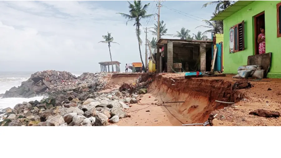 റോഡും വീടും തകർന്നു - Deshabhimani