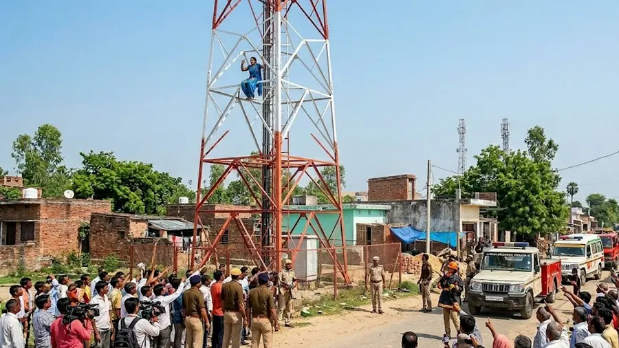 ‘ഭർത്താവ് വേണ്ട, കാമുകനൊപ്പം പോകണം’; നൂറടി ഉയരമുള്ള മൊബൈൽ ടവറിൽ കയറി ...